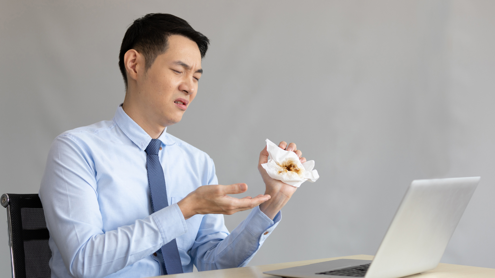 Ho ra đờm có màu đỏ có nghĩa là gì? Có nguy hiểm không?