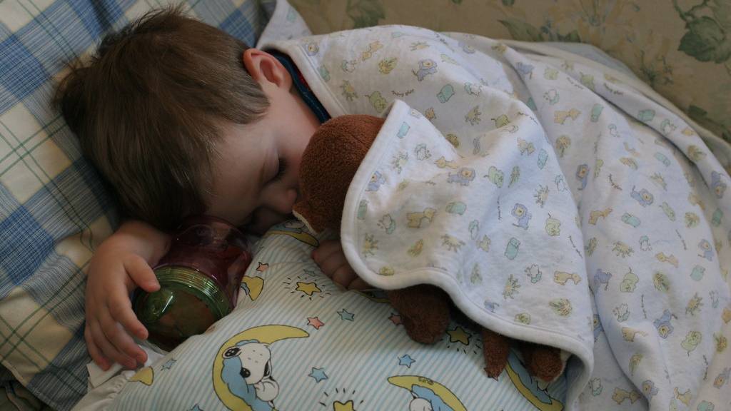 Trẻ thở có tiếng rít khi ngủ là bị gì? Khi nào cần đi khám? - Trung tâm ...