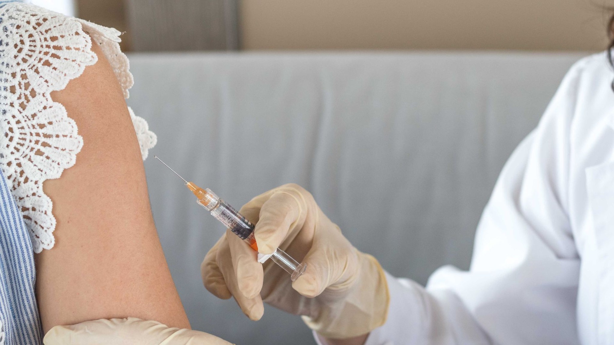 Vì sao người trên 27 tuổi cần tiêm vắc xin HPV?